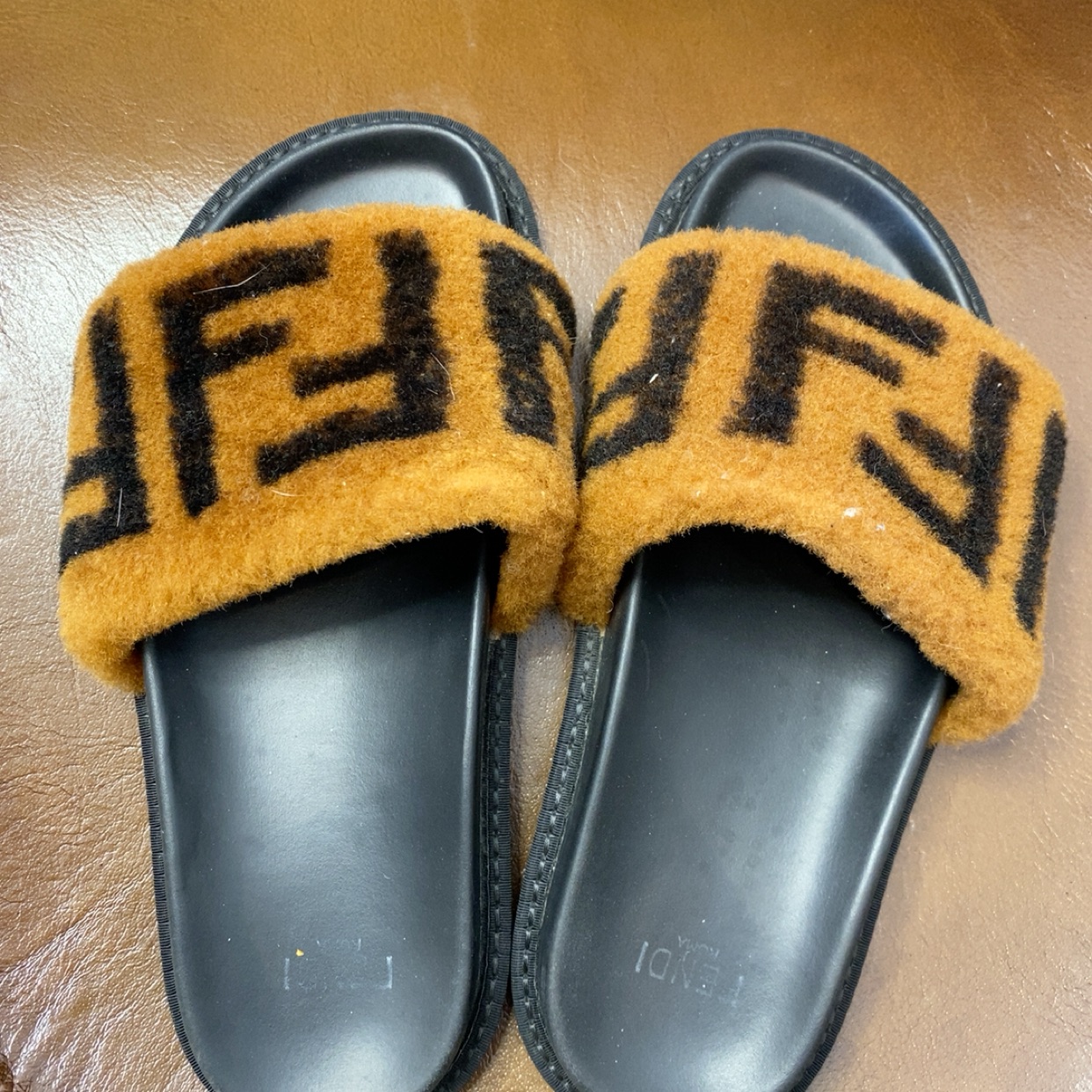Fendi slippers 150₪