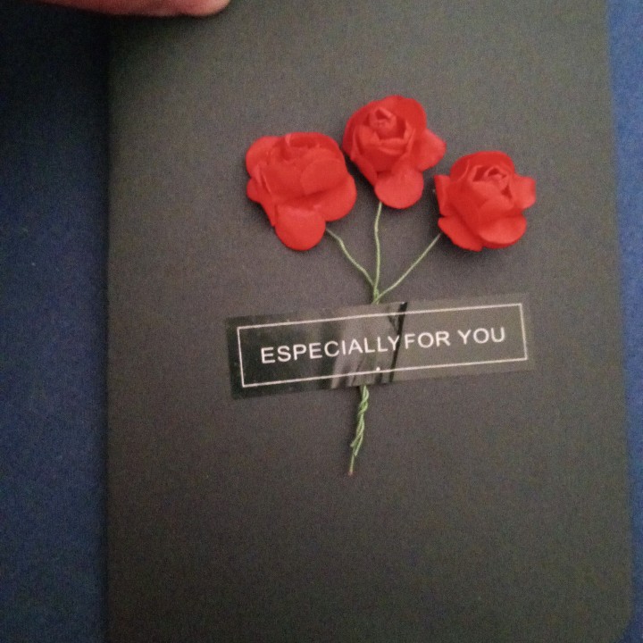 כרטיס עם כיתוב especially for you בצבע שחור עם פרחים אדומים